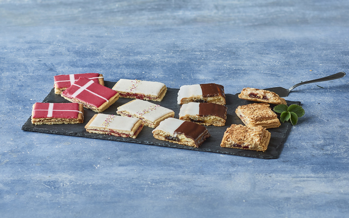 Snitter - Hindbærsnitter og studenterbrød klar til servering